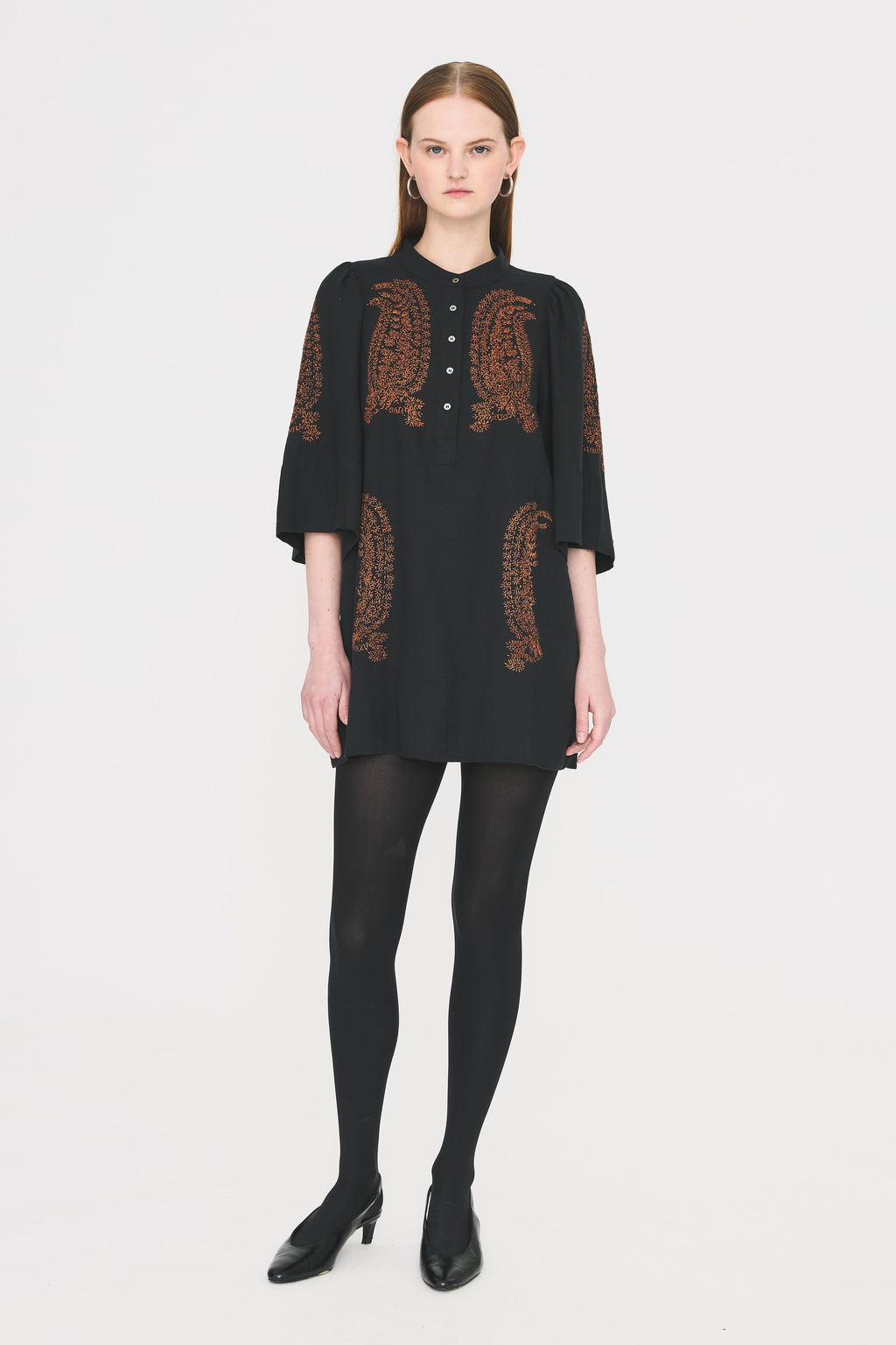 Robe courte Alana – Élégance brodée à la main par Antik Batik